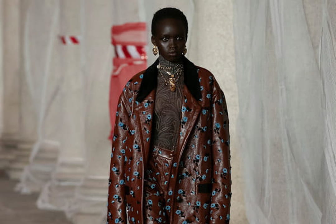 Ensemble en cuir chocolat à fleurs aperçu sur le défilé Etro