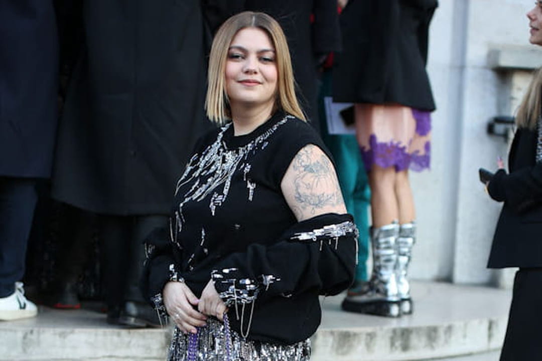 Louane en pull sans manches à imprimé argenté et longue jupe ...