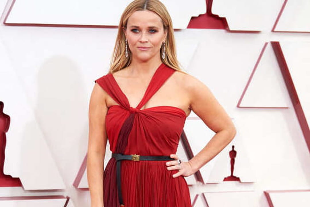Reese Witherspoon en robe longue rouge asymétrique