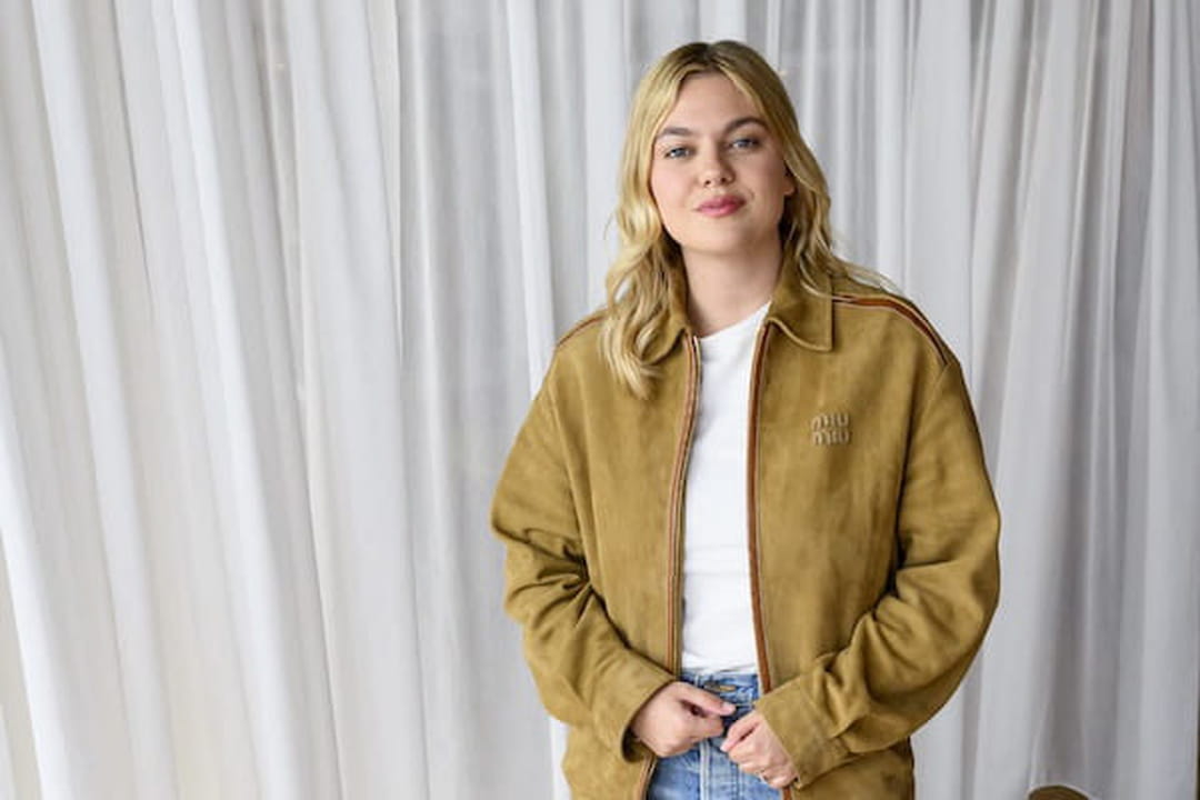 Louane mise sur la veste la plus tendance de la saison et c'est stylé