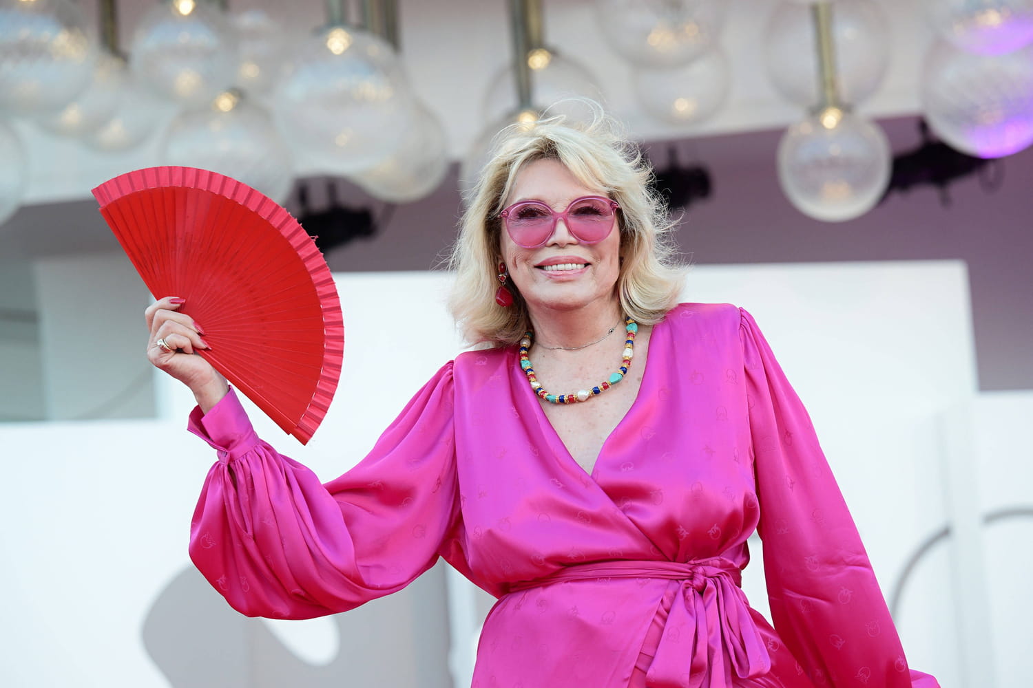 Amanda Lear odieuse mais hilarante avec une cliente d'un supermarché à ...