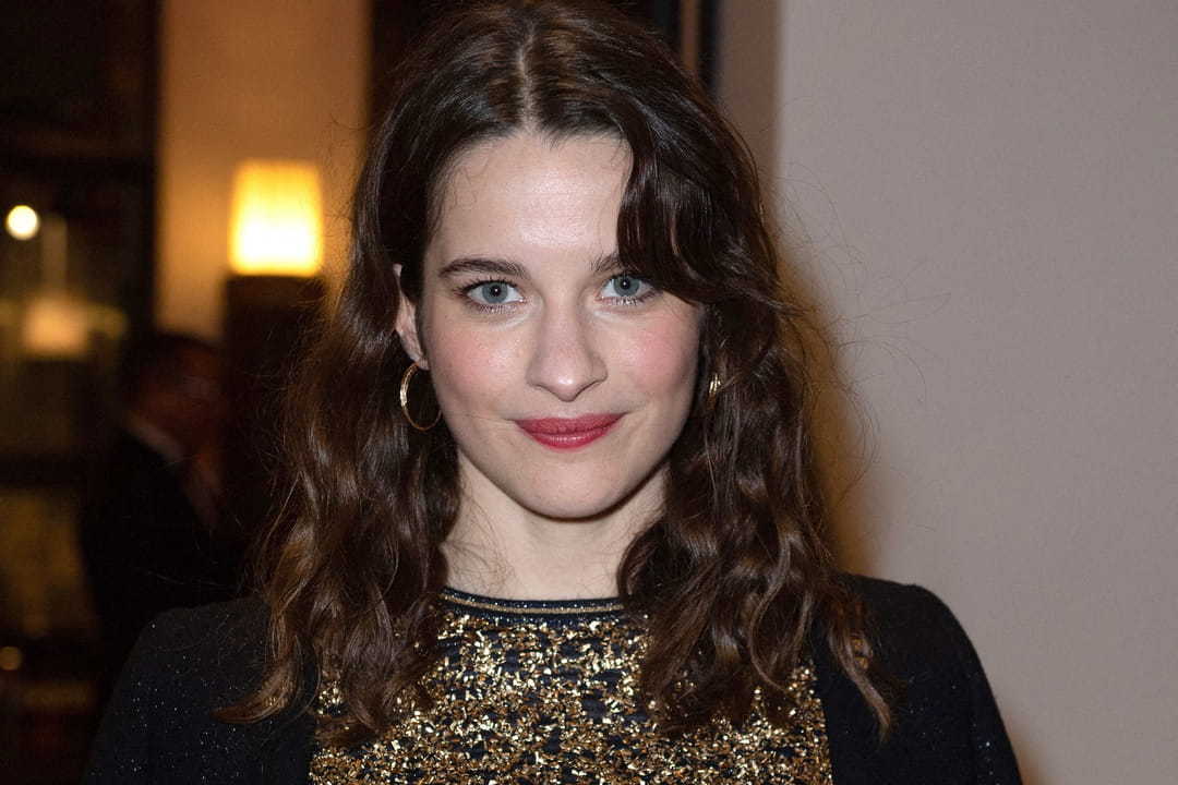 Les pommettes roses de Rebecca Marder