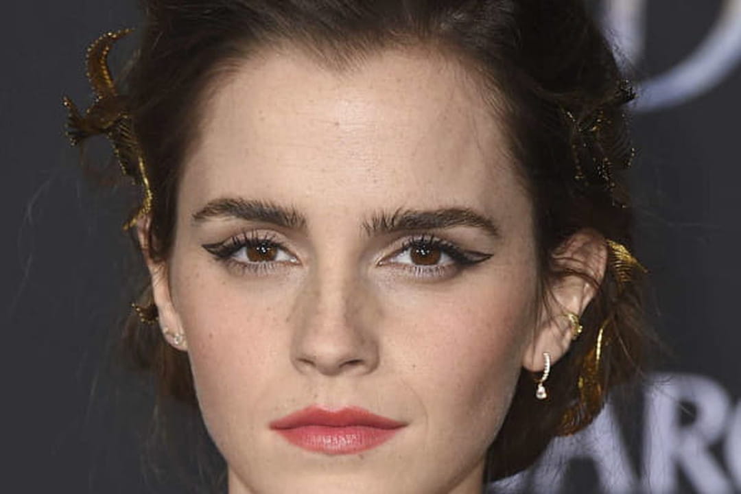 Emma Watson, resplendissante avec son liner graphique