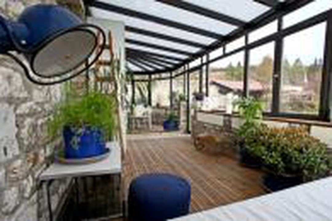 Une véranda en bleu et blanc