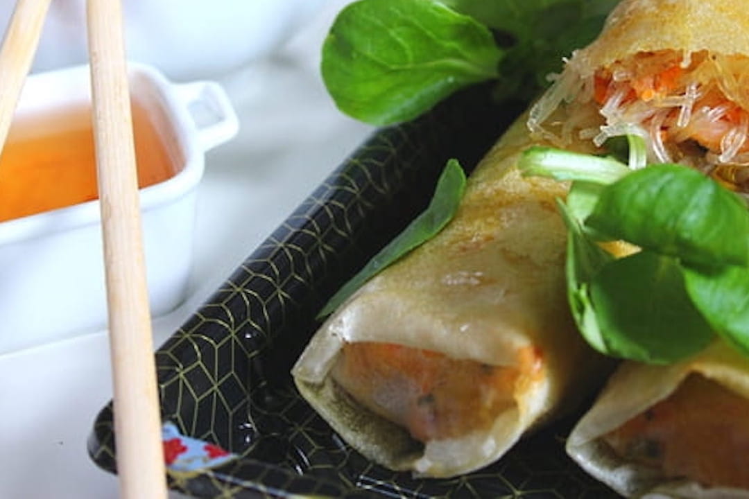 Nems crevettes, saumon fumé et menthe accompagnés de riz cantonais