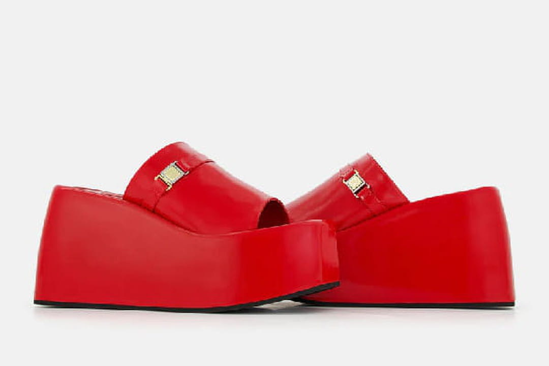 Mules rouges compensées