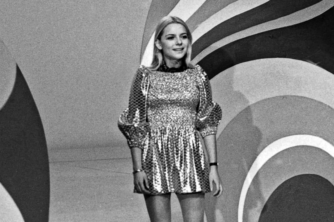 France Gall en mini robe lamée et babies