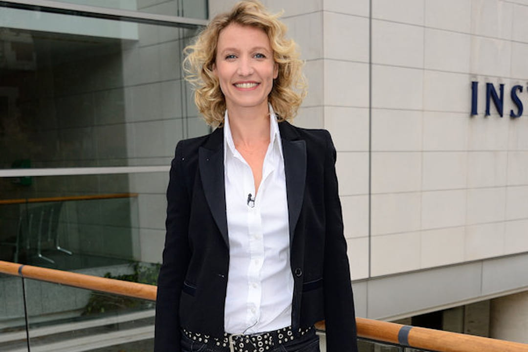Alexandra Lamy en blazer et jean taille basse