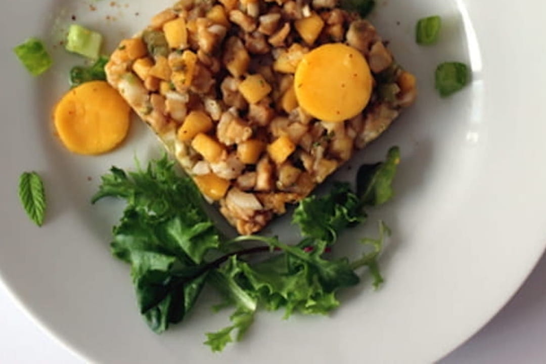 Tartare de bar, mangue, menthe, tomates vertes et câpres