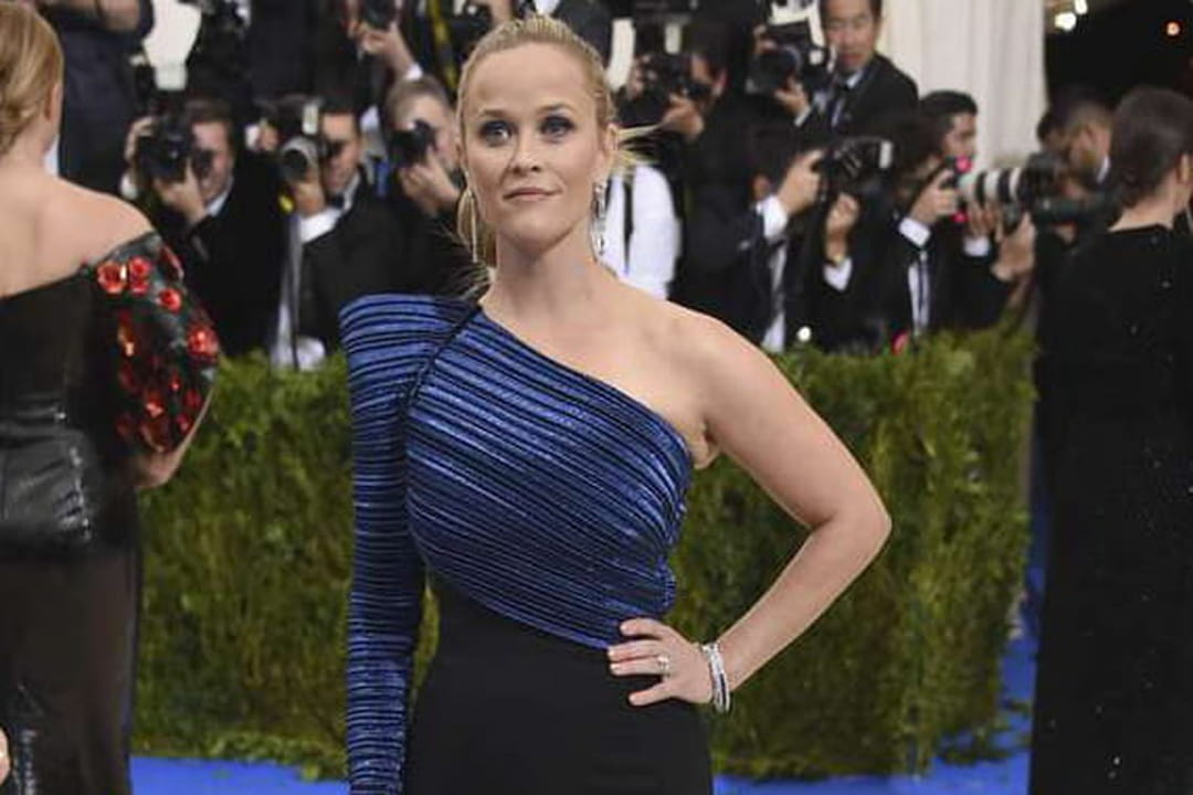 Reese Witherspoon en robe asymétrique glamour