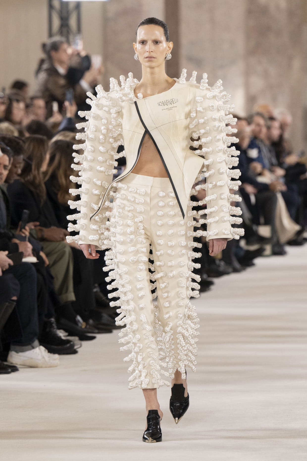 Look 14 du défilé Schiaparelli haute couture printemps-été 2024