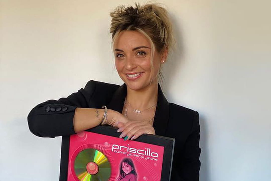 Priscilla avec son premier disque d'or reçu en 2001 en 2020