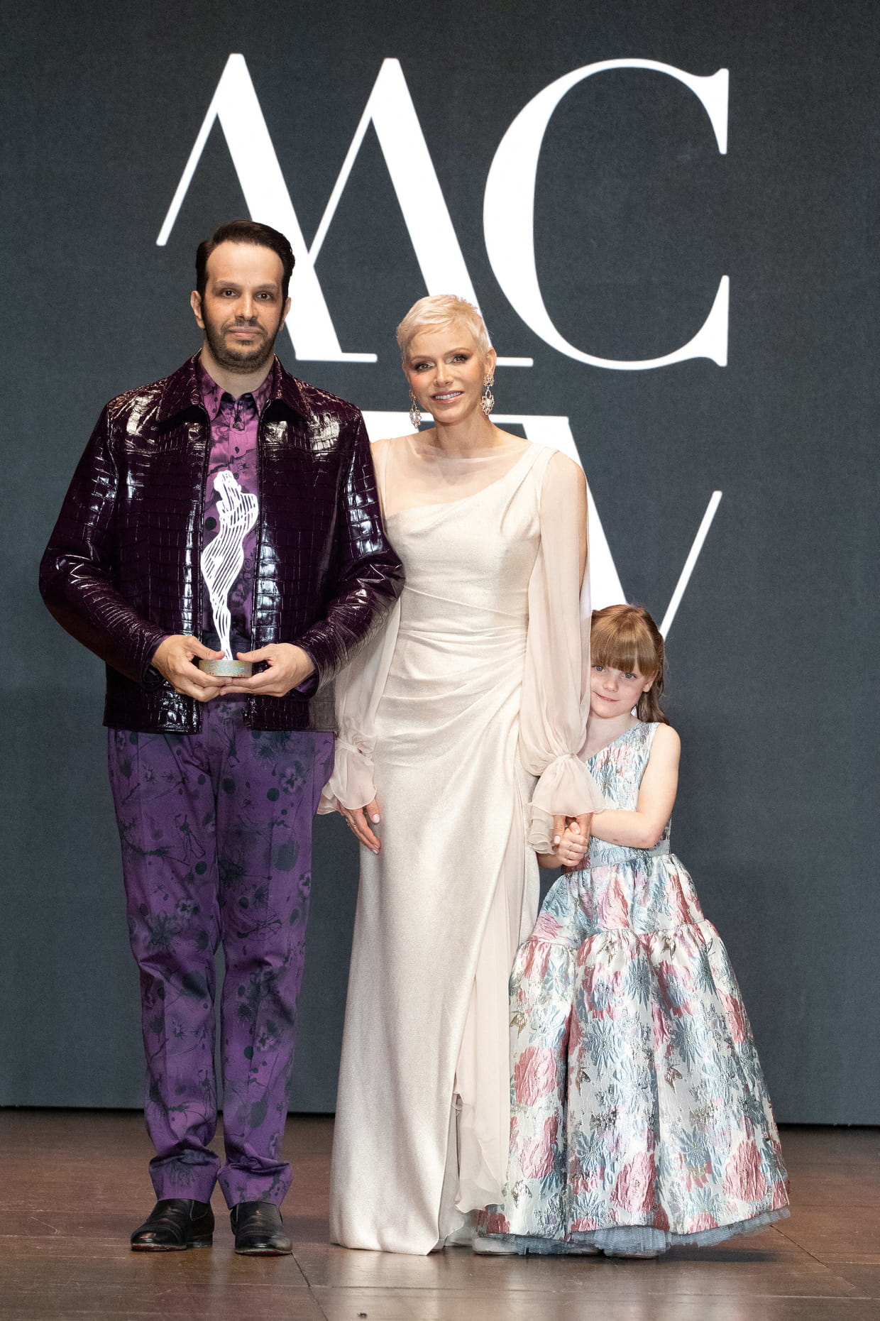 Abdul Al-Romaizan, créateur de la marque Ramzen pose avec Charlene et ...