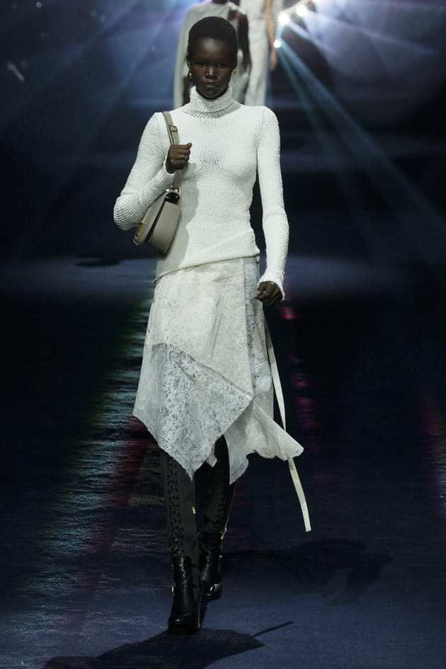 Jupe et pull blancs aperçus sur le défilé Fendi