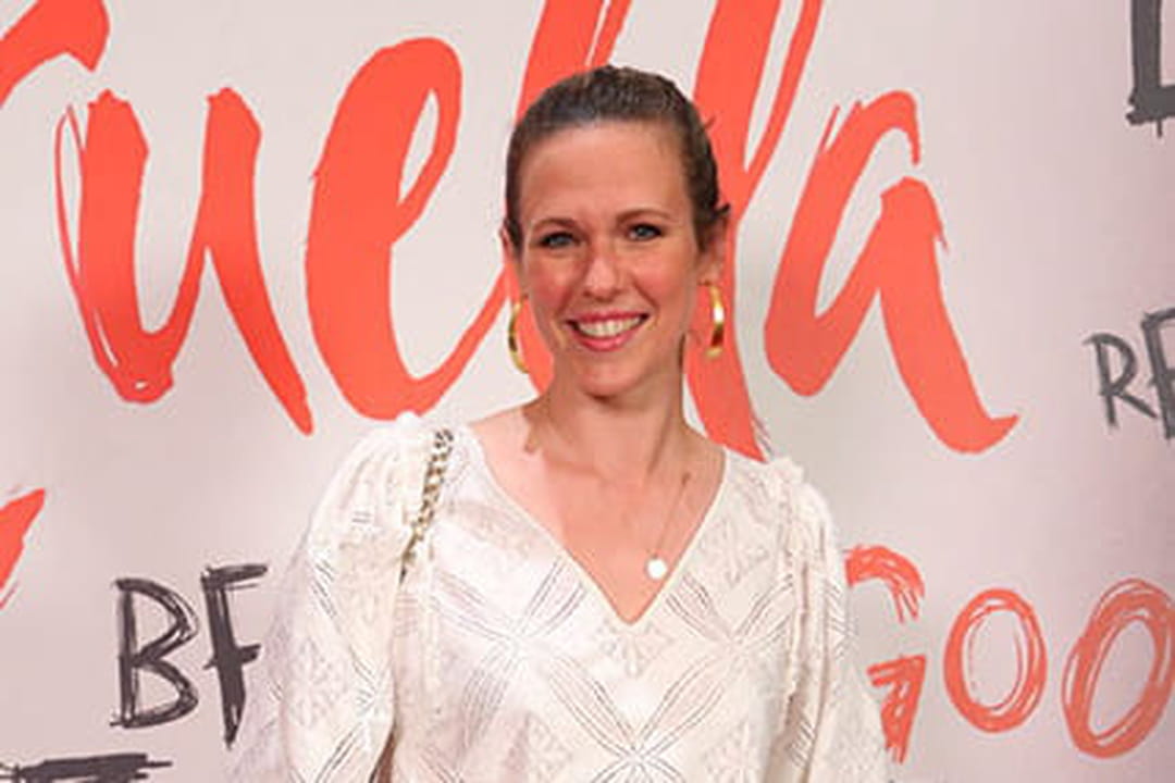 Lorie en jean et blouse blanche