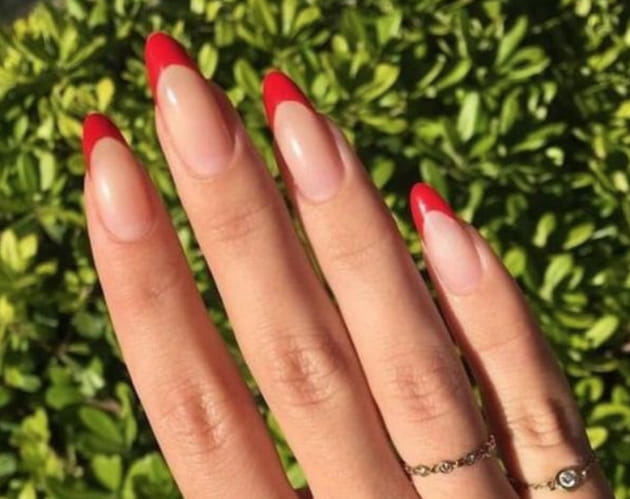 Une french manucure rouge