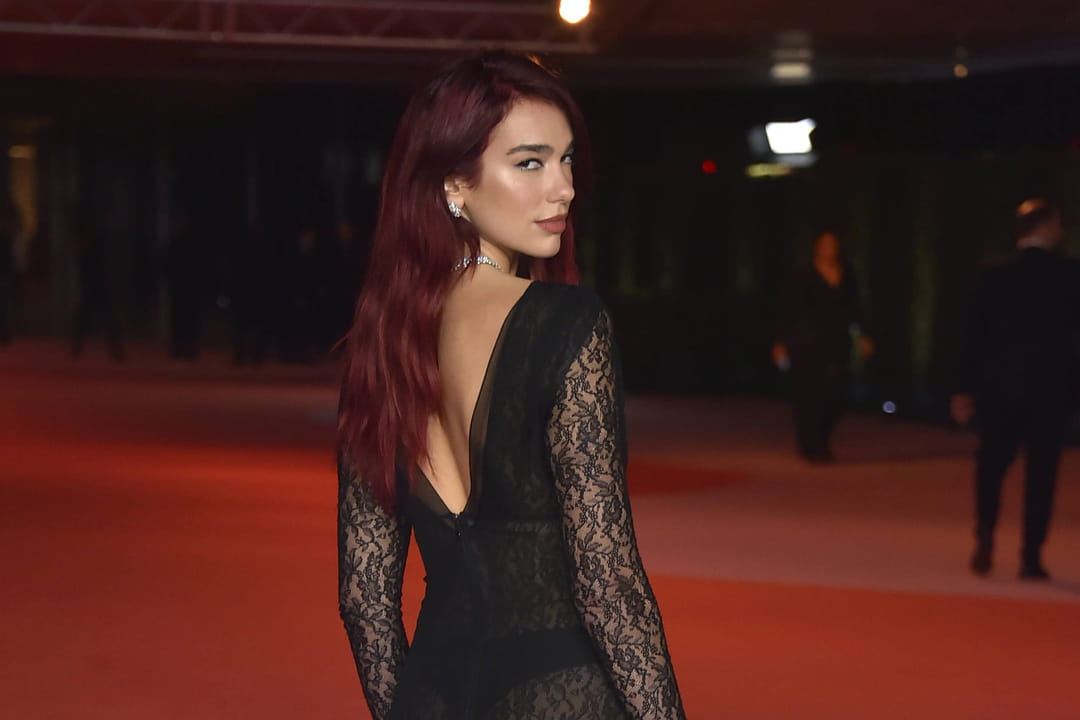 Dua Lipa en robe en dentelle transparente et string apparent