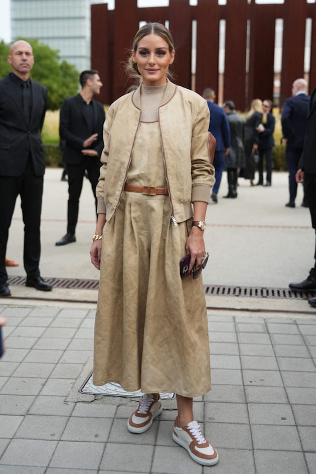 Olivia Palermo version ville en ensemble beige et bomber