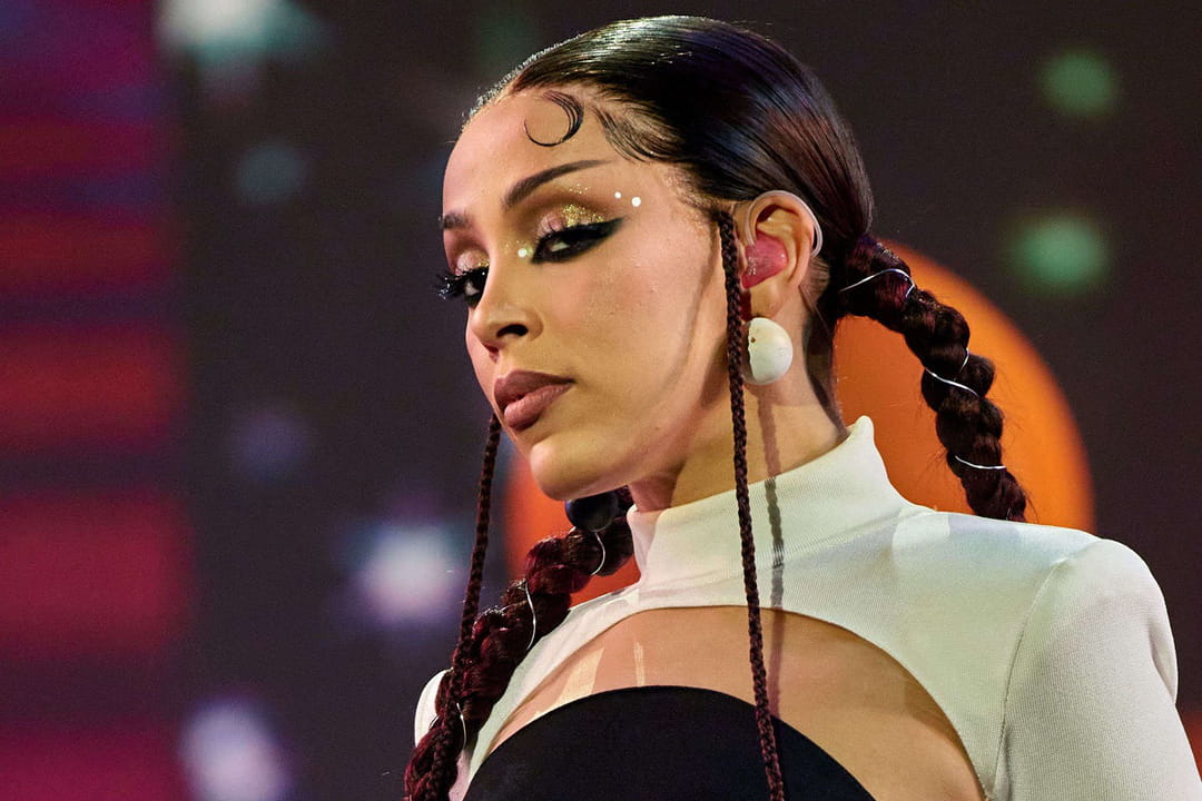 Les longues tresses roses de Doja Cat