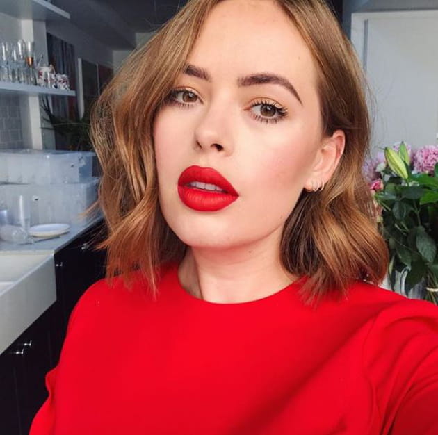 Le rouge à lèvres mat cerise pour un look glamour