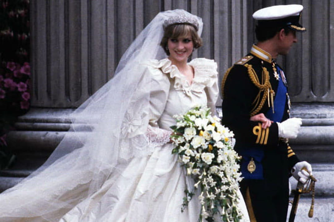 Lady Diana en robe de mariée et voile transparent