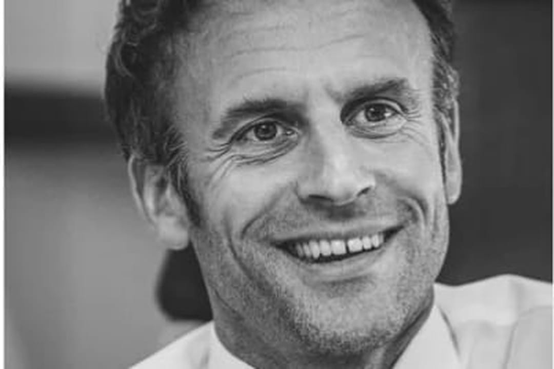 La barbe de trois jours et les cheveux gris d'Emmanuel Macron