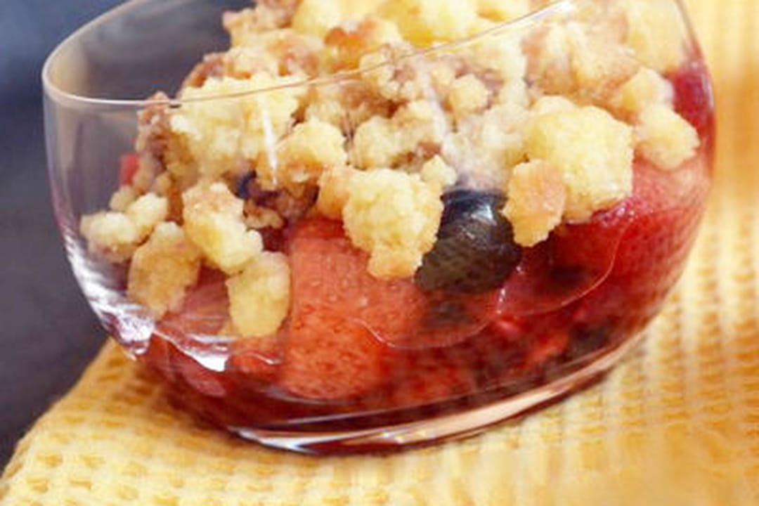 Crumble aux pommes et fruits rouges à la poêle