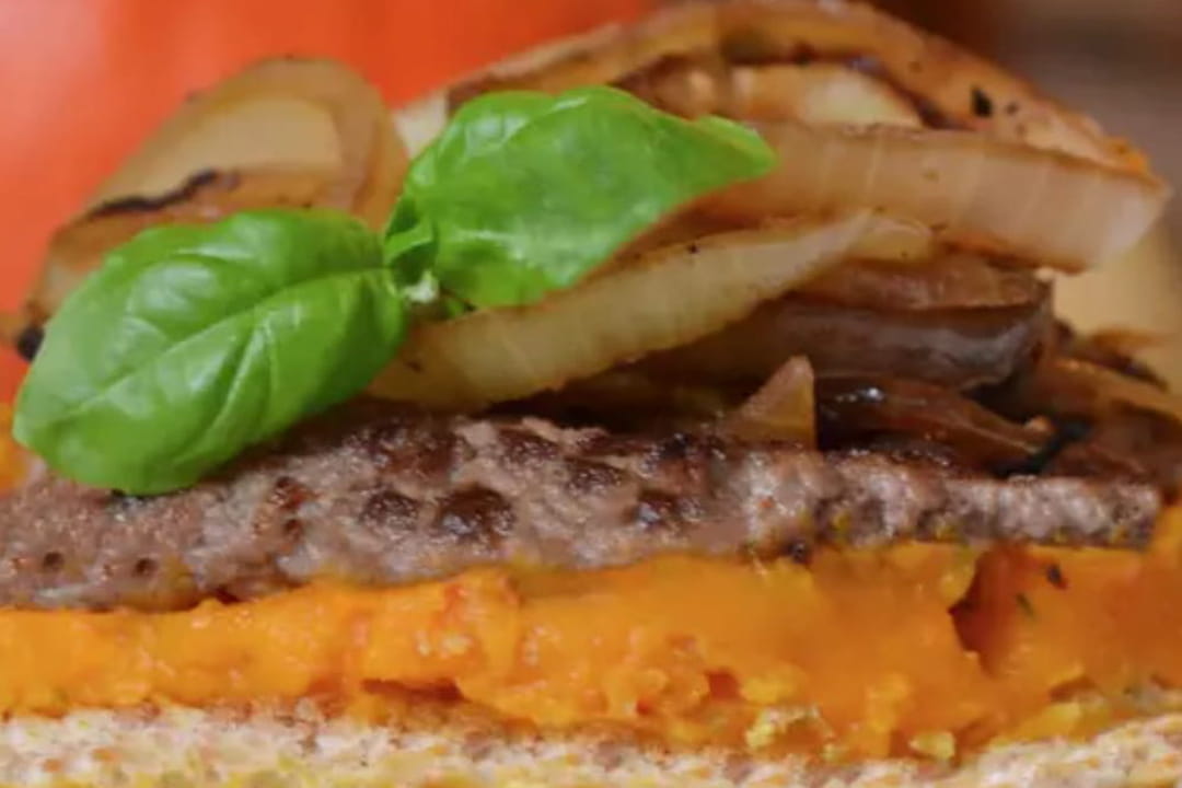 Mille-feuille automnal de potimarron, viande hachée, pain de mie