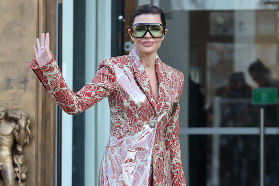 Lisa Rinna en ensemble blazer long et jupe courte à imprimé fleurs au ...