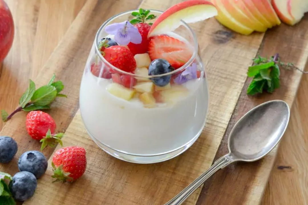 Fromage blanc aux pommes Antarès, fruits rouges et infusion verveine