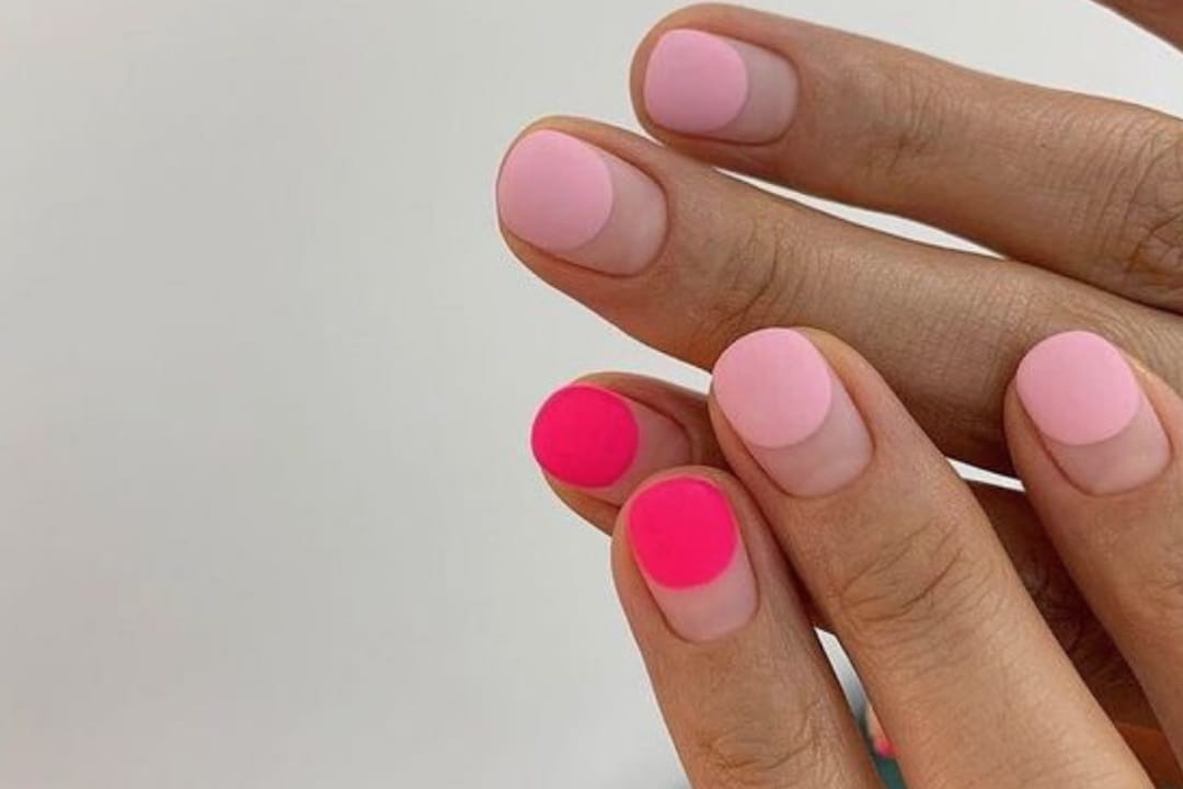 Une manucure rose artistique