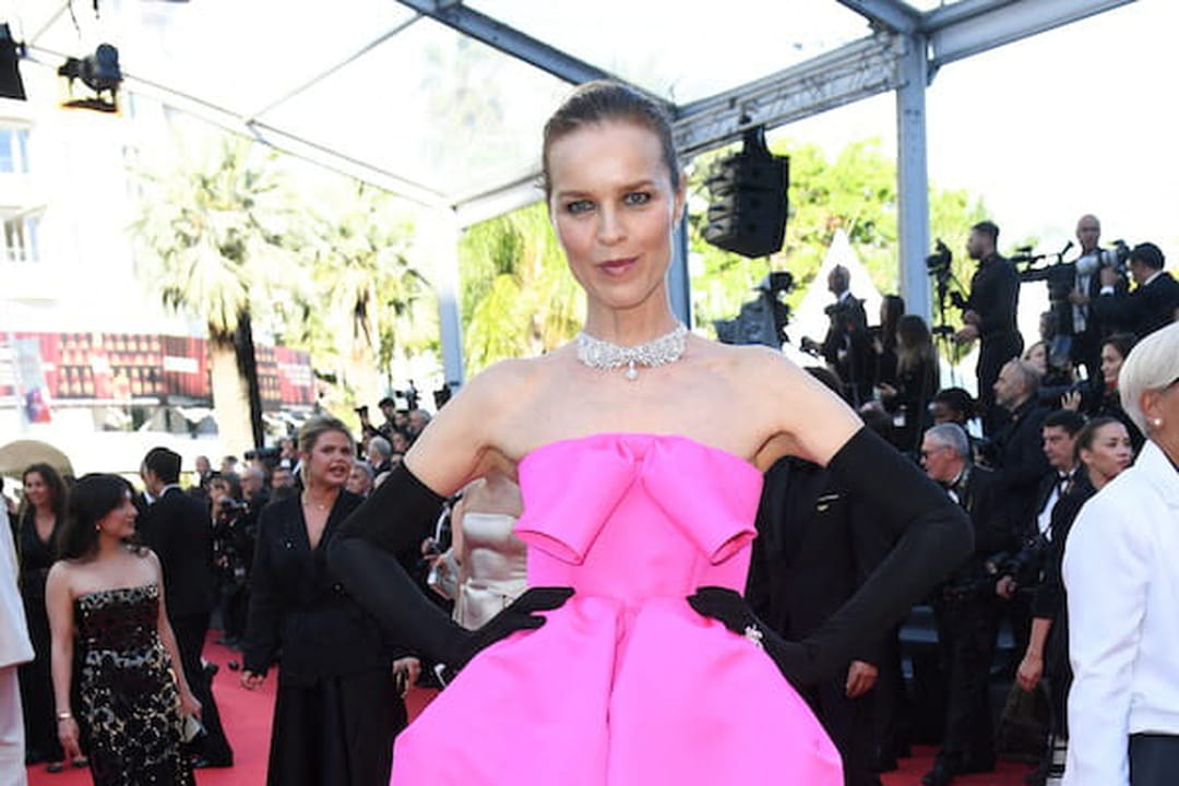 Lovée dans une robe rose, Eva Herzigova joue les princesses des temps ...