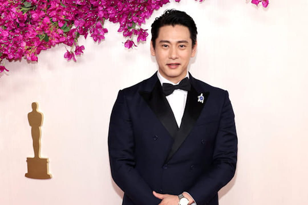 Teo Yoo en smoking noir et nœud papillon Louis Vuitton