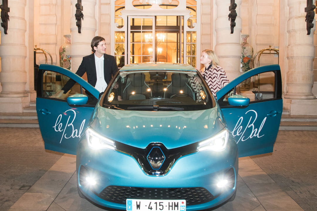 Josie Yates et Comte Rufus d'Hauteville arrivent au bal en voiture ...
