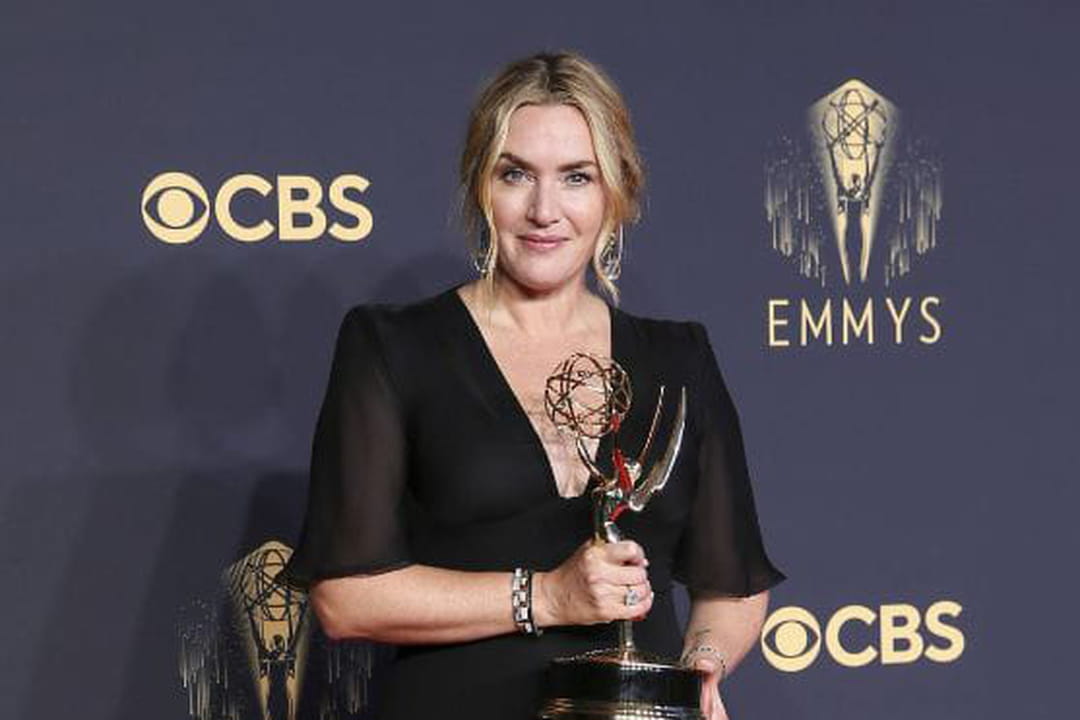 Kate Winslet en robe fluide noire à manches volantes