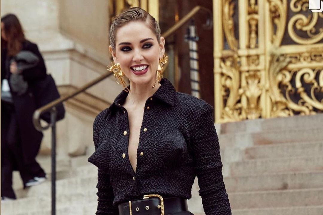 Chiara Ferragni en look noir mini et touches dorées
