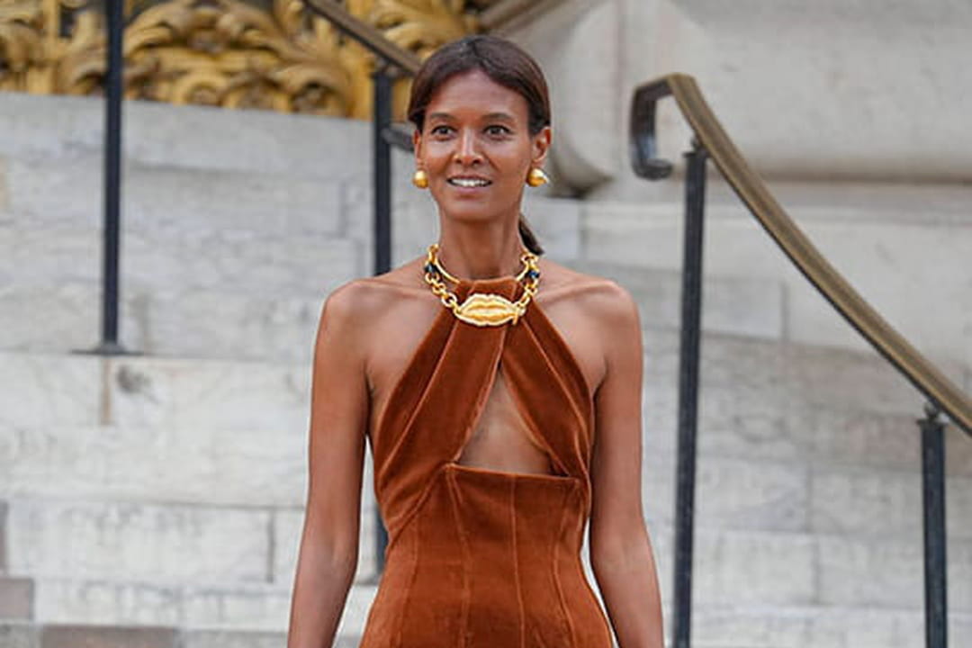 Liya Kebede en robe ocre ajoutée au défilé Schiaparelli haute couture ...