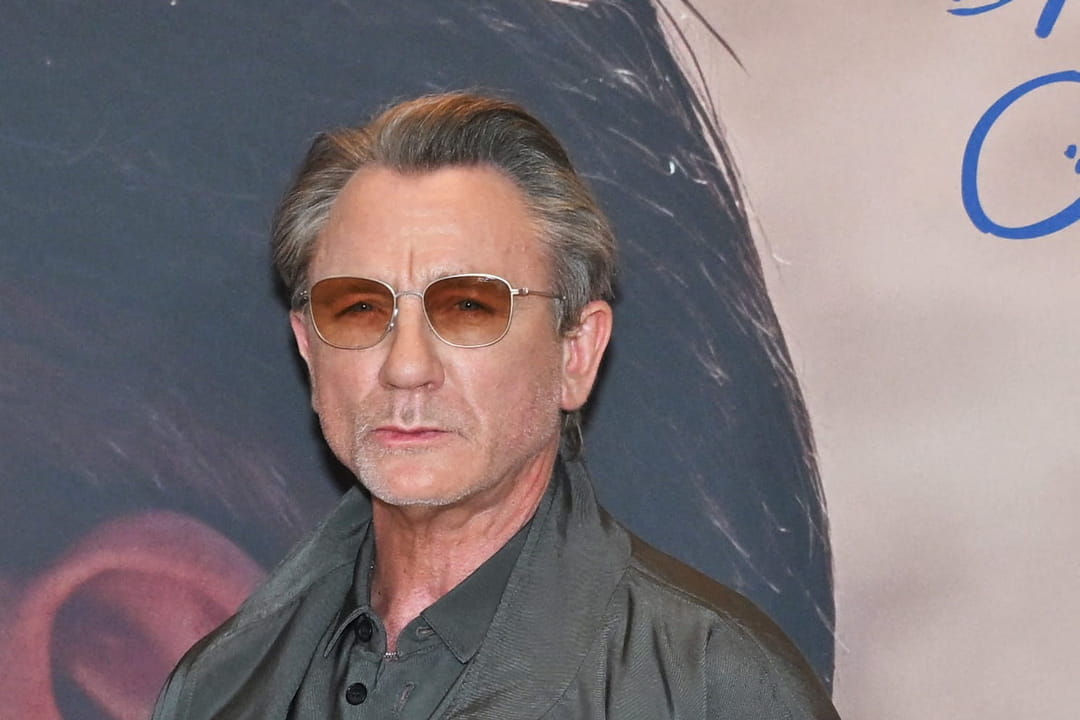 Daniel Craig revisite le costume en version pyjama chic