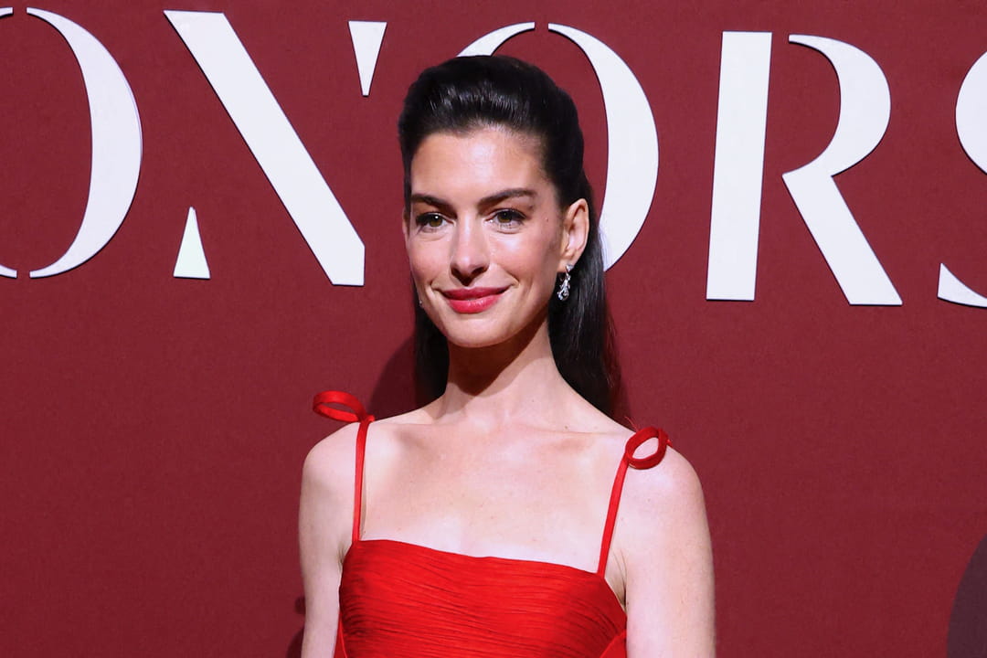 À New York, Anne Hathaway est renversante dans cette couleur