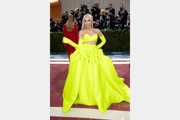 Gwen Stefani dans une robe jaune fluo