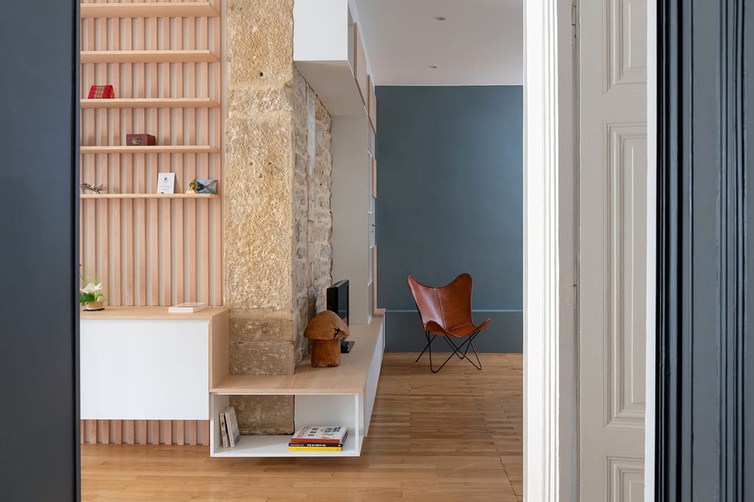 Un mur de rangement en tasseaux