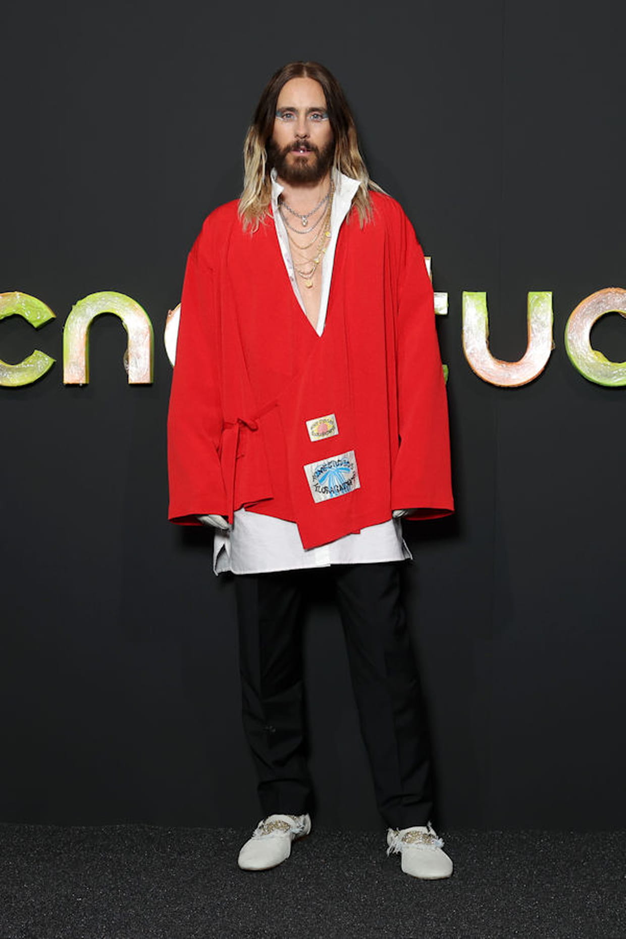 Jared Leto en veste rouge style kimono et mocassins plats beige et doré ...