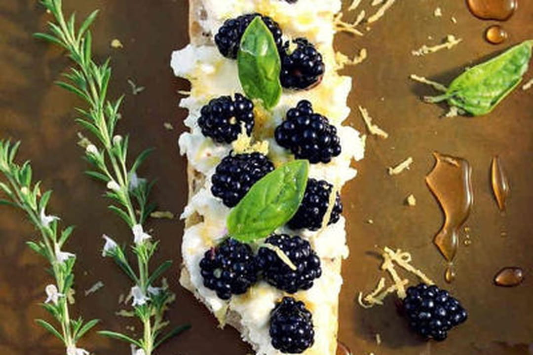 Tartine brousse fraîche de brebis et mûres