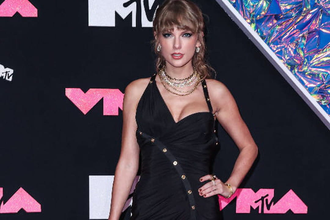 Taylor Swift en robe noire
