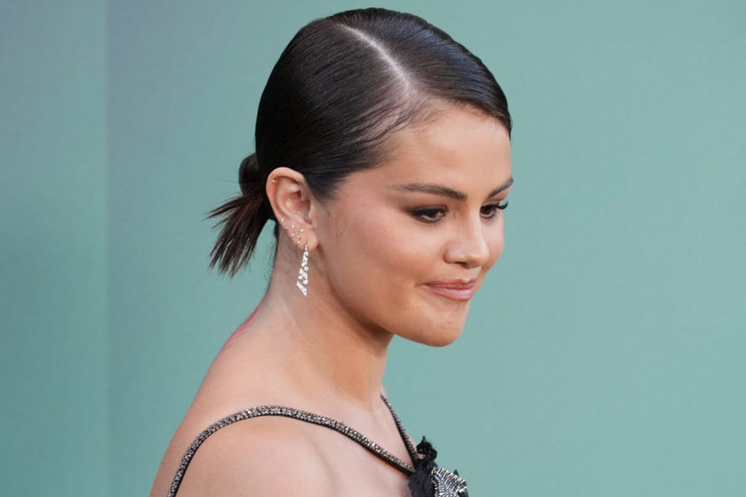 Drapée dans une longue robe en satin, Selena Gomez attire la lumière