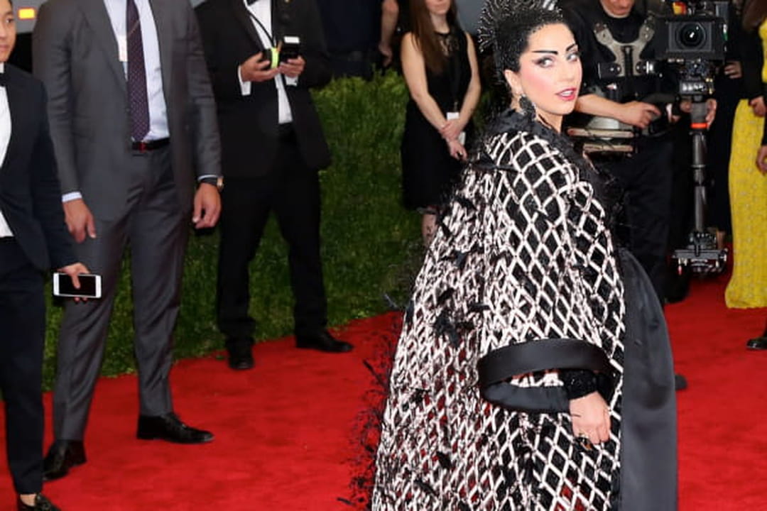 Lady Gaga en manteau XXL blanc à résille et robe ample noire Giorgio Armani