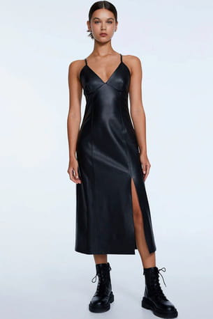 Robe noire fendue