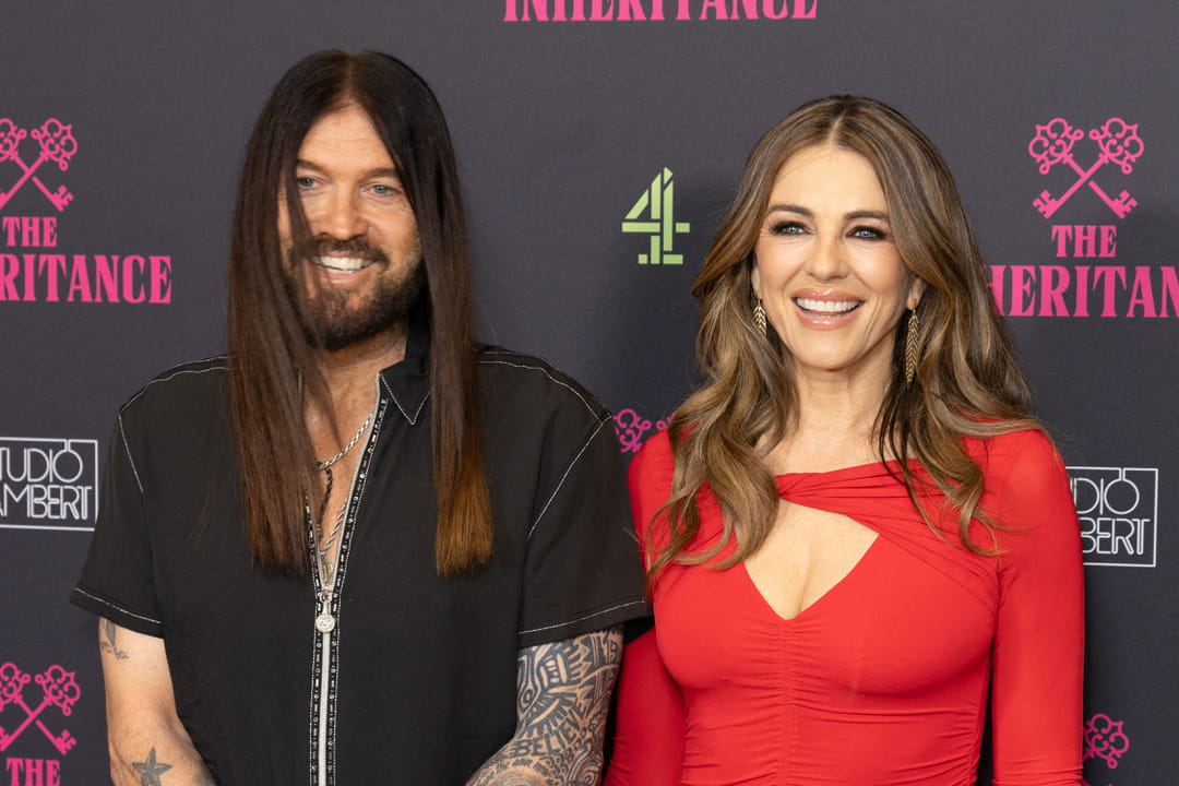 Elizabeth Hurley est désormais en couple avec Billy Ray Cyrus, le père ...