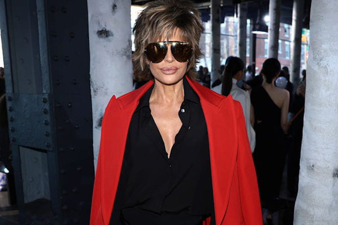 Lisa Rinna en manteau midi rouge et ensemble chemisier et mini jupe au ...