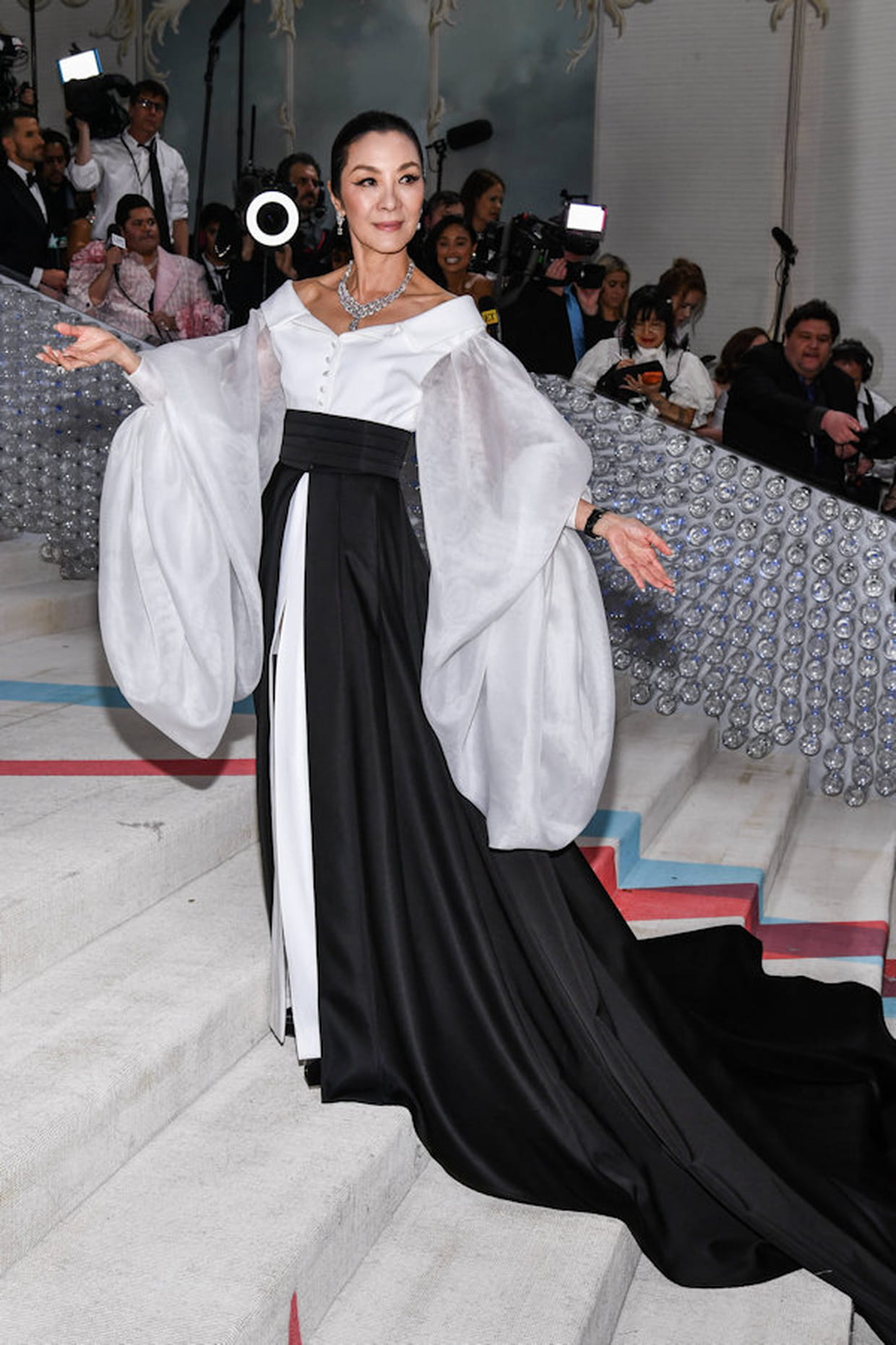 Michelle Yeoh en robe noir et blanc à traîne Karl Lagerfeld